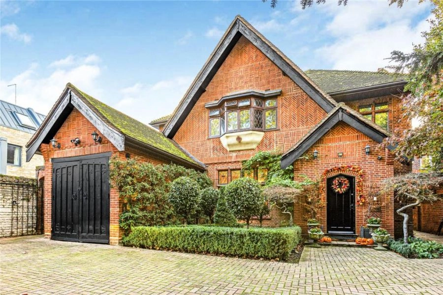 Great detached four bedroom house boasts secured and gated access